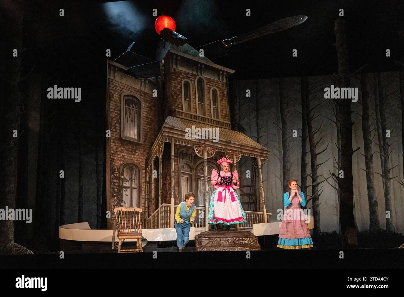 de gauche à droite : Anna Stephany (Hansel), Rosie Aldridge (Sorcière ...