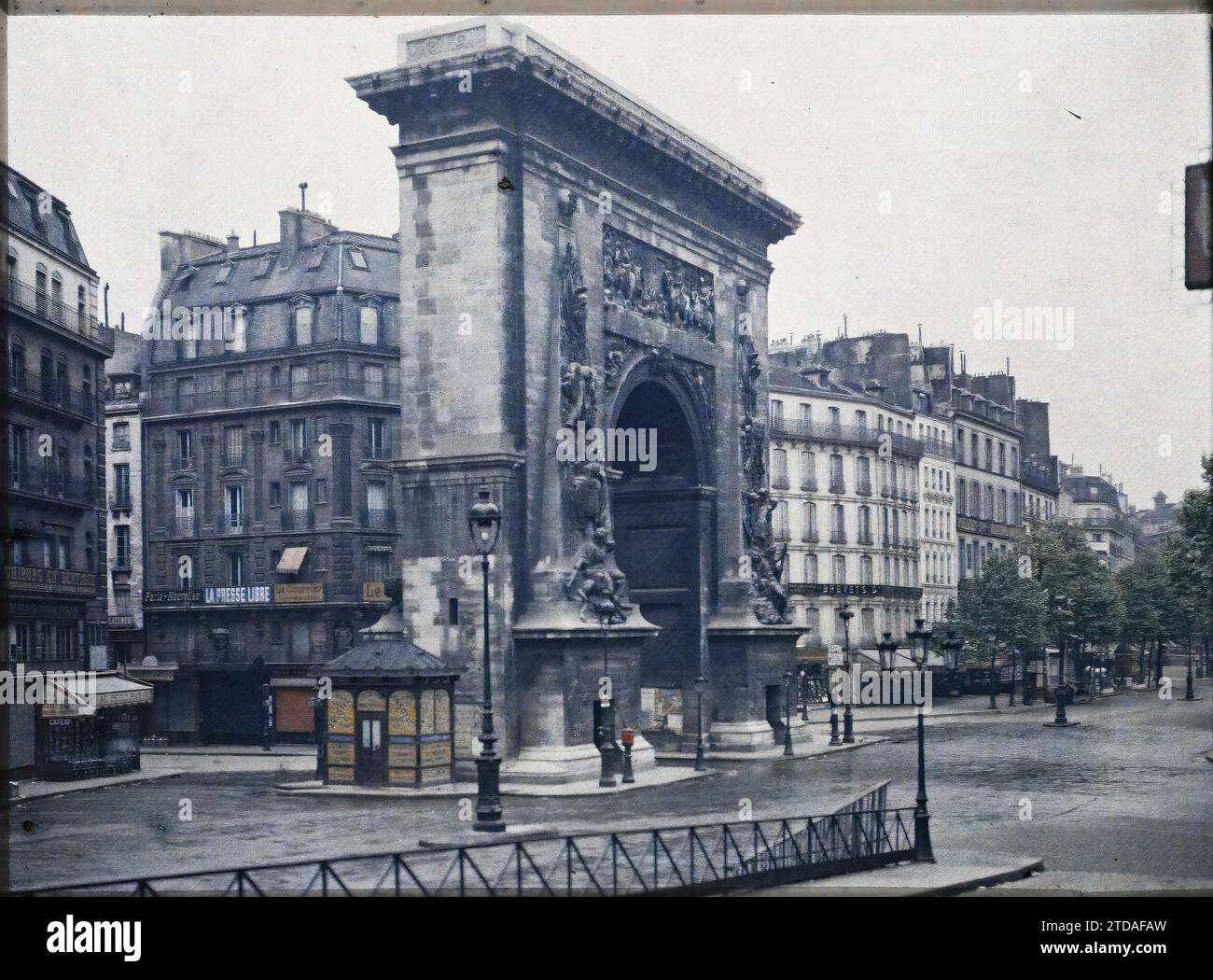 Kiosque publicitaire publicitaire Banque de photographies et d’images à ...