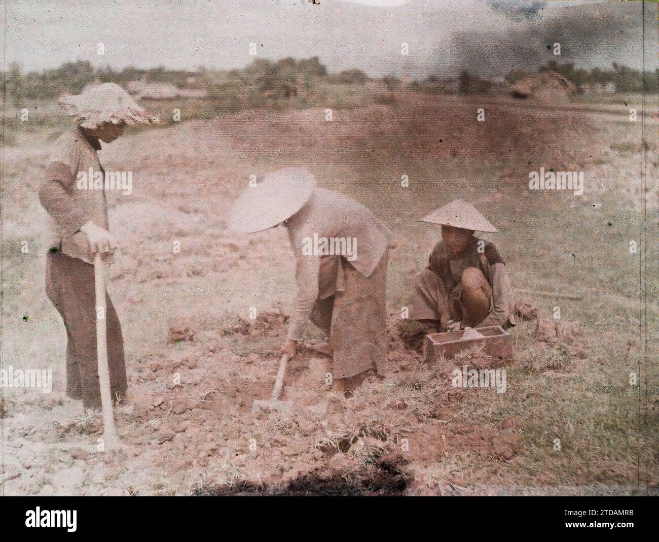 Tonkin, Indochine Gravediggers élevant des tombes lors d'une pratique ...
