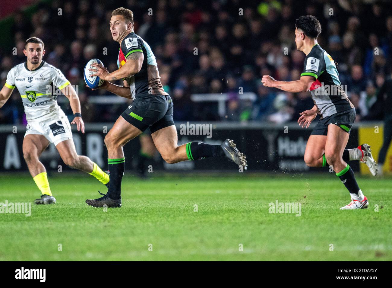 Andre Esterhuizen, le centre d'Harlequin, regarde par-dessus son épaule ...