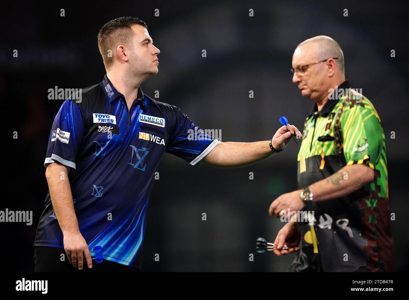 Niels Zonneveld en action contre Darren Webster (à droite) le troisième ...
