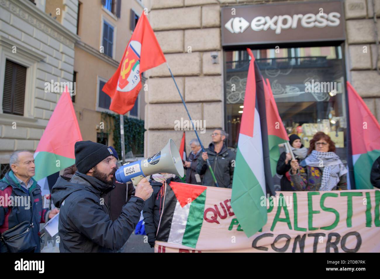 Rome, Italie. 16 décembre 2023. Un militant de la cause palestinienne s ...
