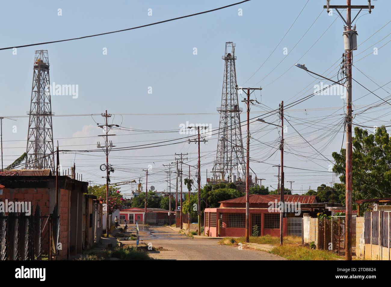 Cabimas, Zulia, Venezuela. 05.12.2023. Quelques tours de pétrole sont ...