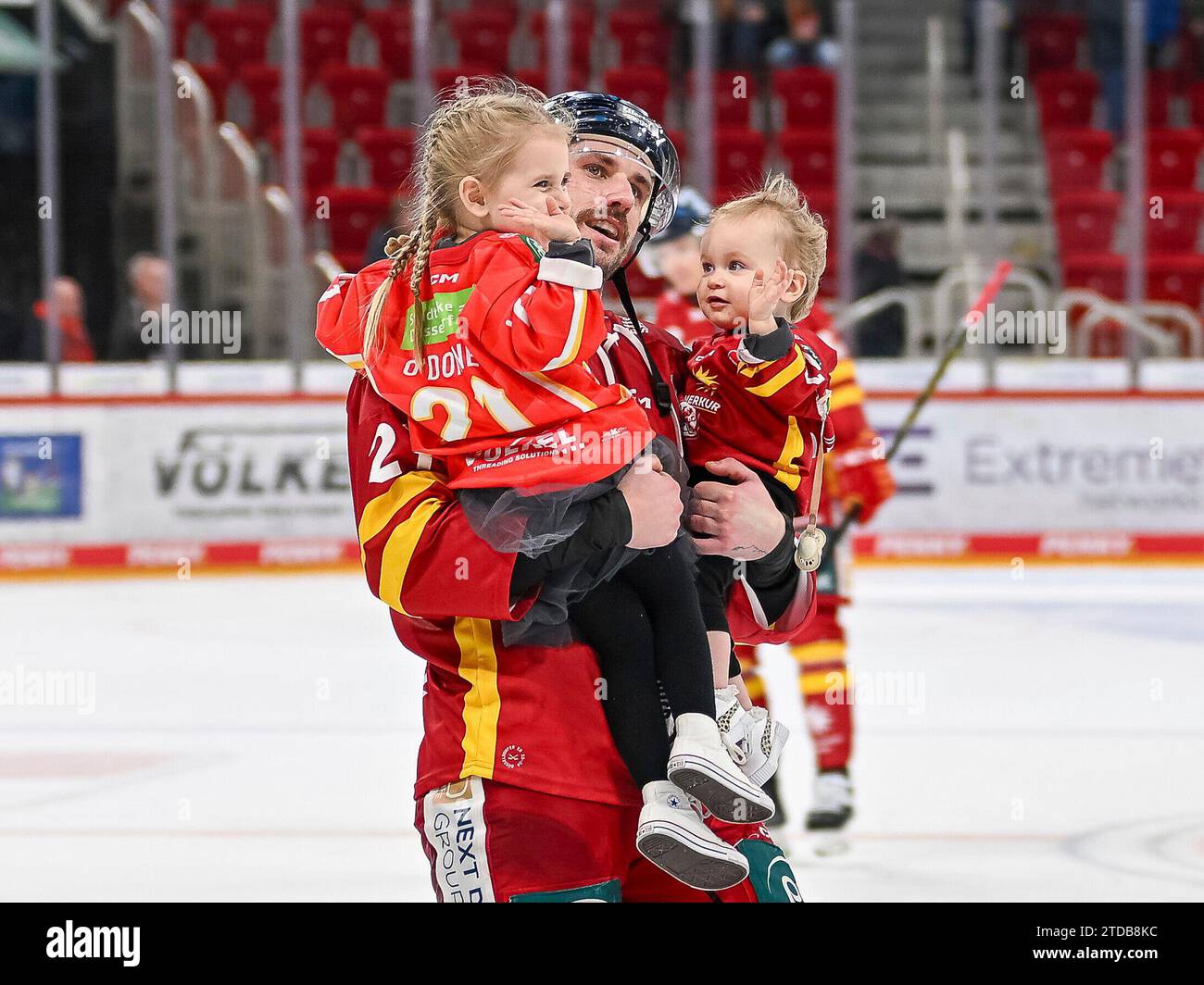 Brendan O Donnell (Duesseldorfer EG, #21) mit seinen Kindern auf dem ...