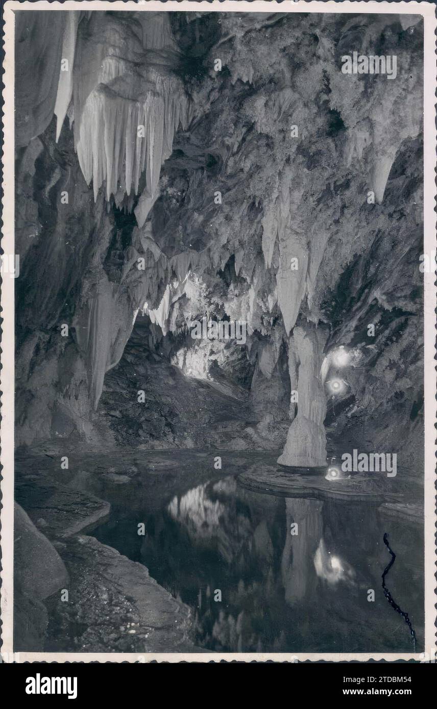 12/31/1949. Une stalactite et une stalagmite ont forgé la colonne la ...