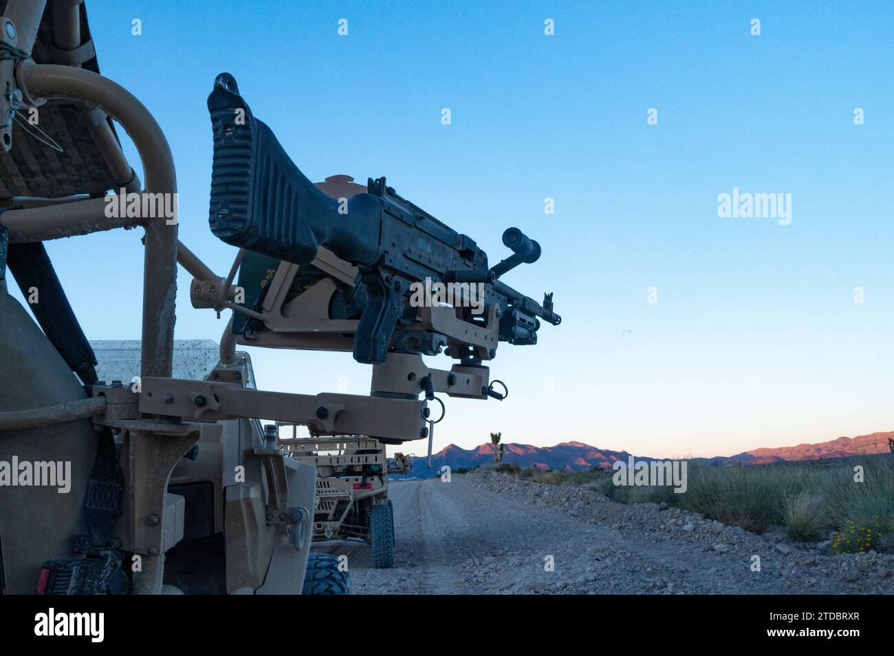 Une mitrailleuse M240B est installée dans un support de véhicule ...