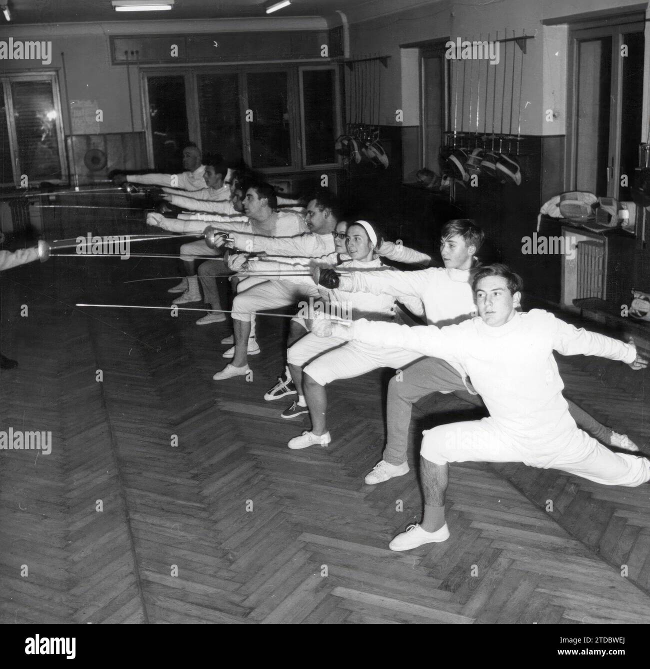 02/19/1963. Un groupe d'étudiants, au milieu de la leçon, simule la ...