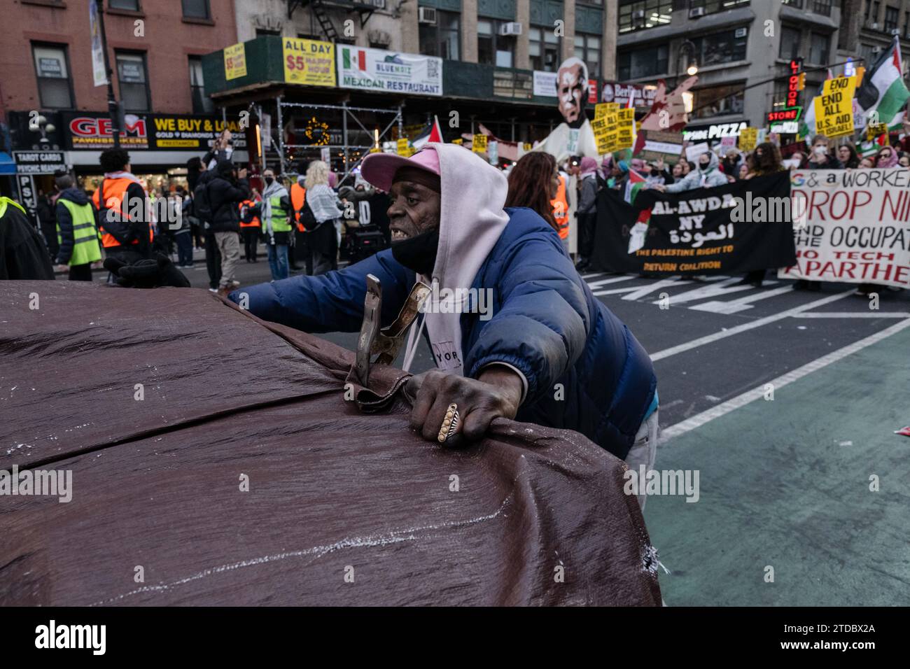 New York, New York, États-Unis. 16 décembre 2023. Alors que des ...
