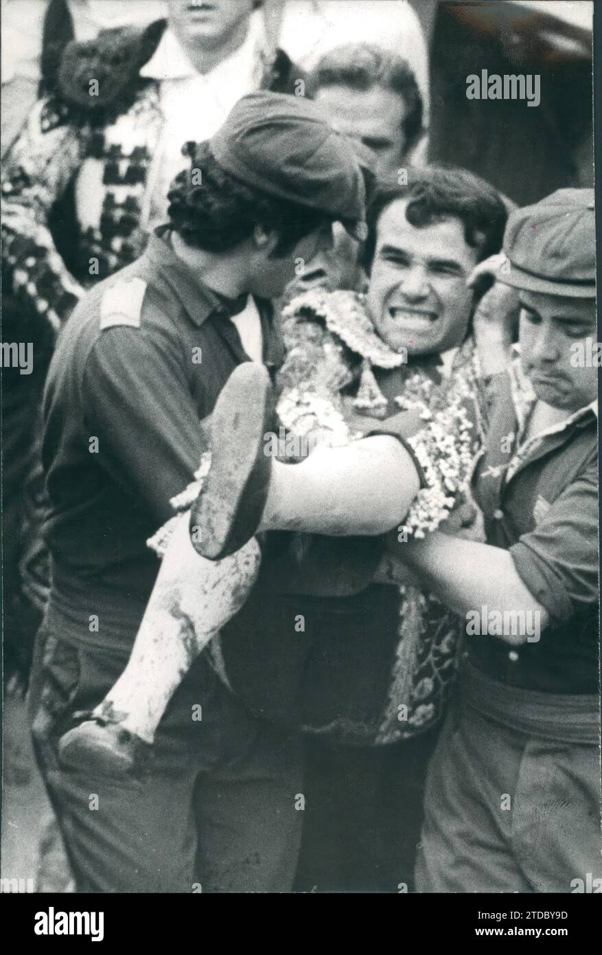 06/04/1978. Moment où le torero aragonais, Juan Ramos, est emmené à l ...