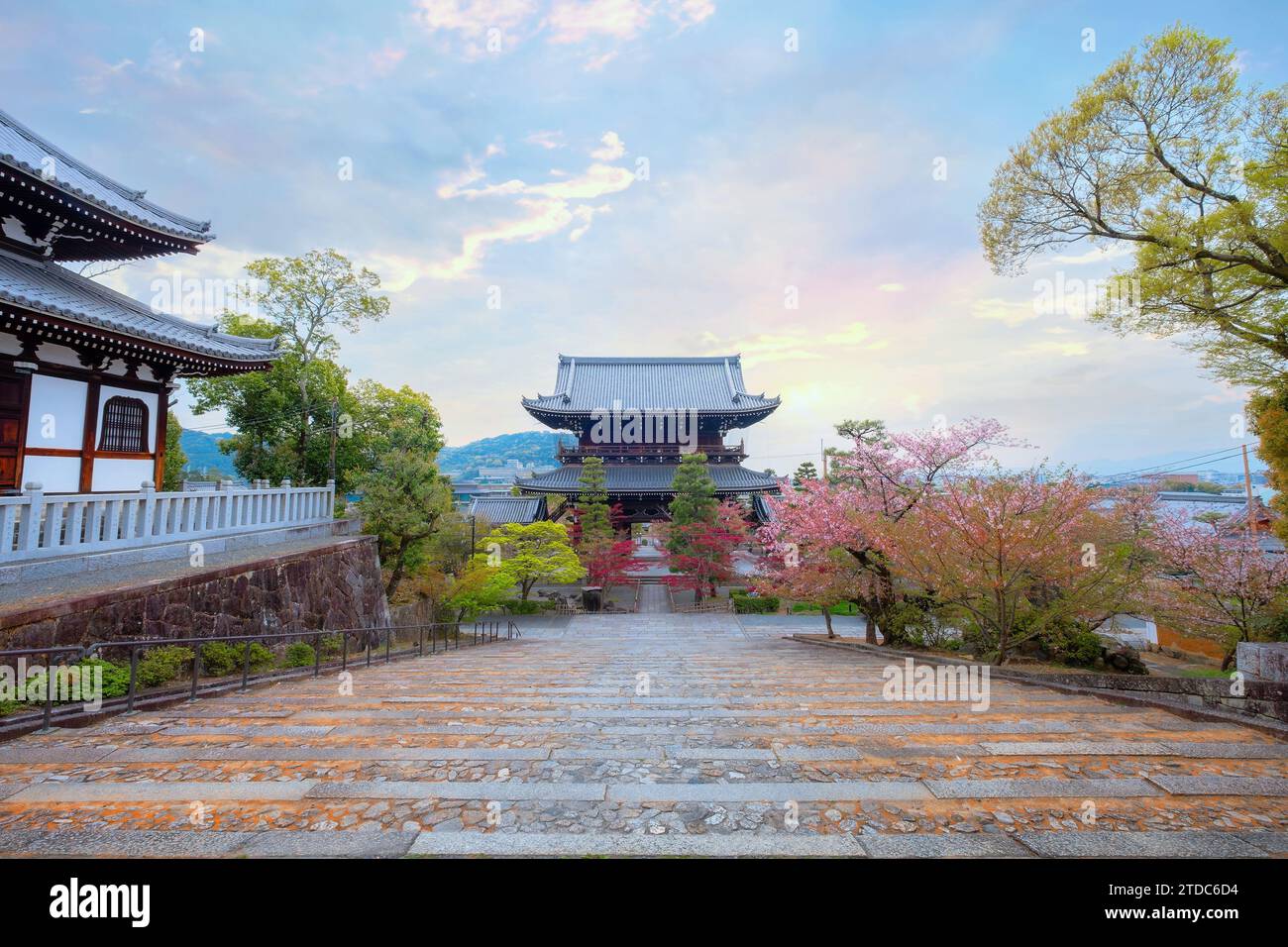 Kyoto, Japon - avril 5 2023 : Kurodani ou Konkai-Komyoji temple fondé en 1175, c'est l'un des ...
