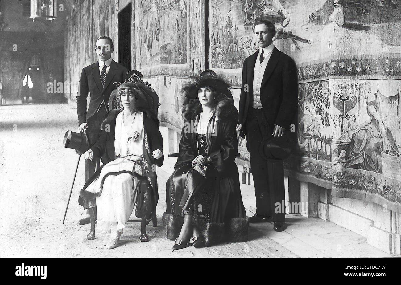 02/04/1921. Madrid. Dans le groupe palais royal des rois de Belgique et ...