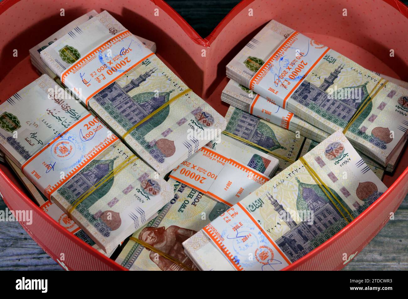Piles et piles de l'argent égyptien milliers de livres billets de ...