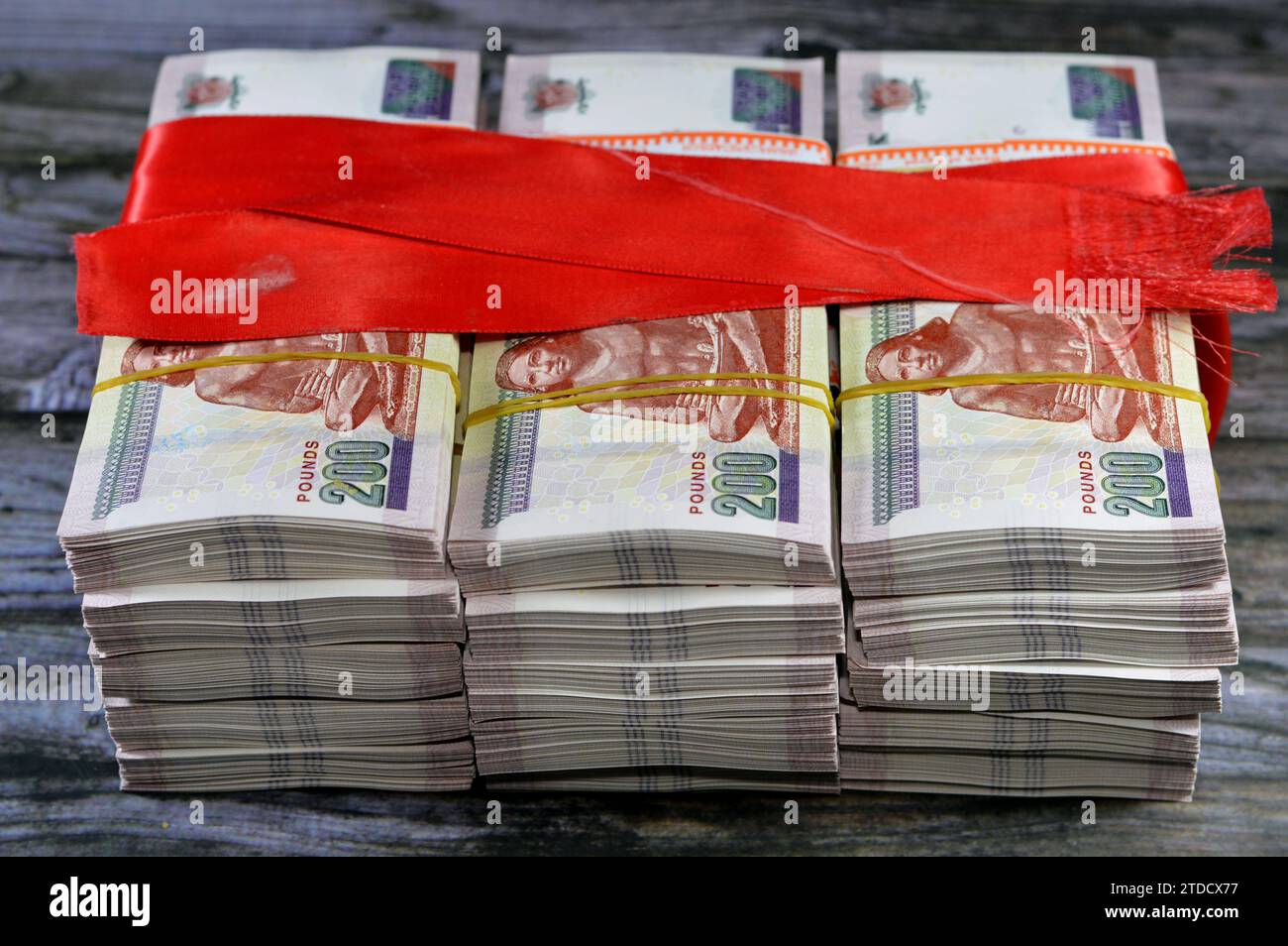 Piles et piles de l'argent égyptien milliers de livres billets de ...