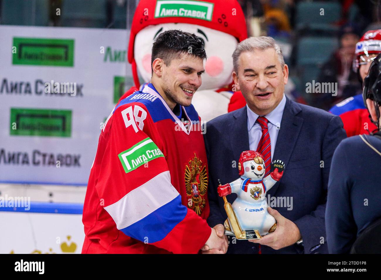 Le joueur de l'équipe nationale de hockey de Russie 25, Nikita Serebryakov (98 ans) et le ...
