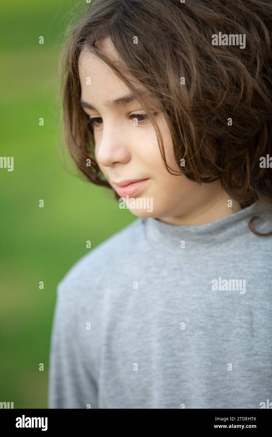 Beau garçon avec les cheveux longs dehors Photo Stock - Alamy