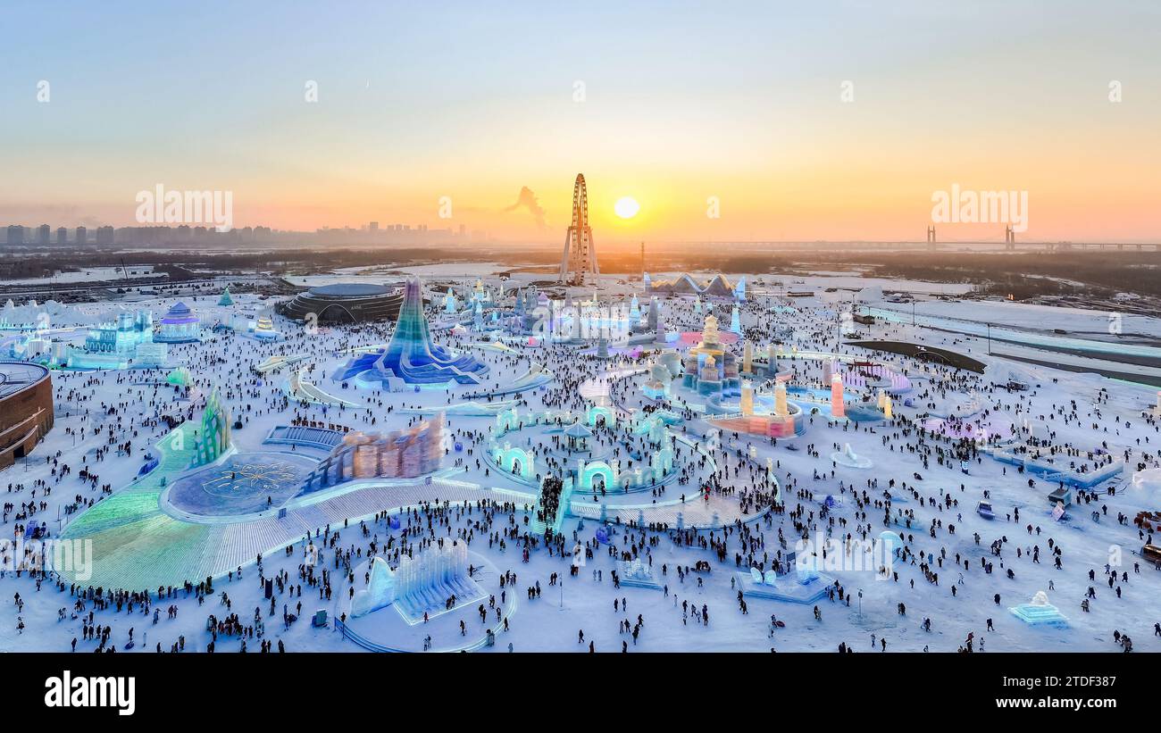 HARBIN, CHINE - 18 DÉCEMBRE 2023 - Un grand nombre de touristes ...