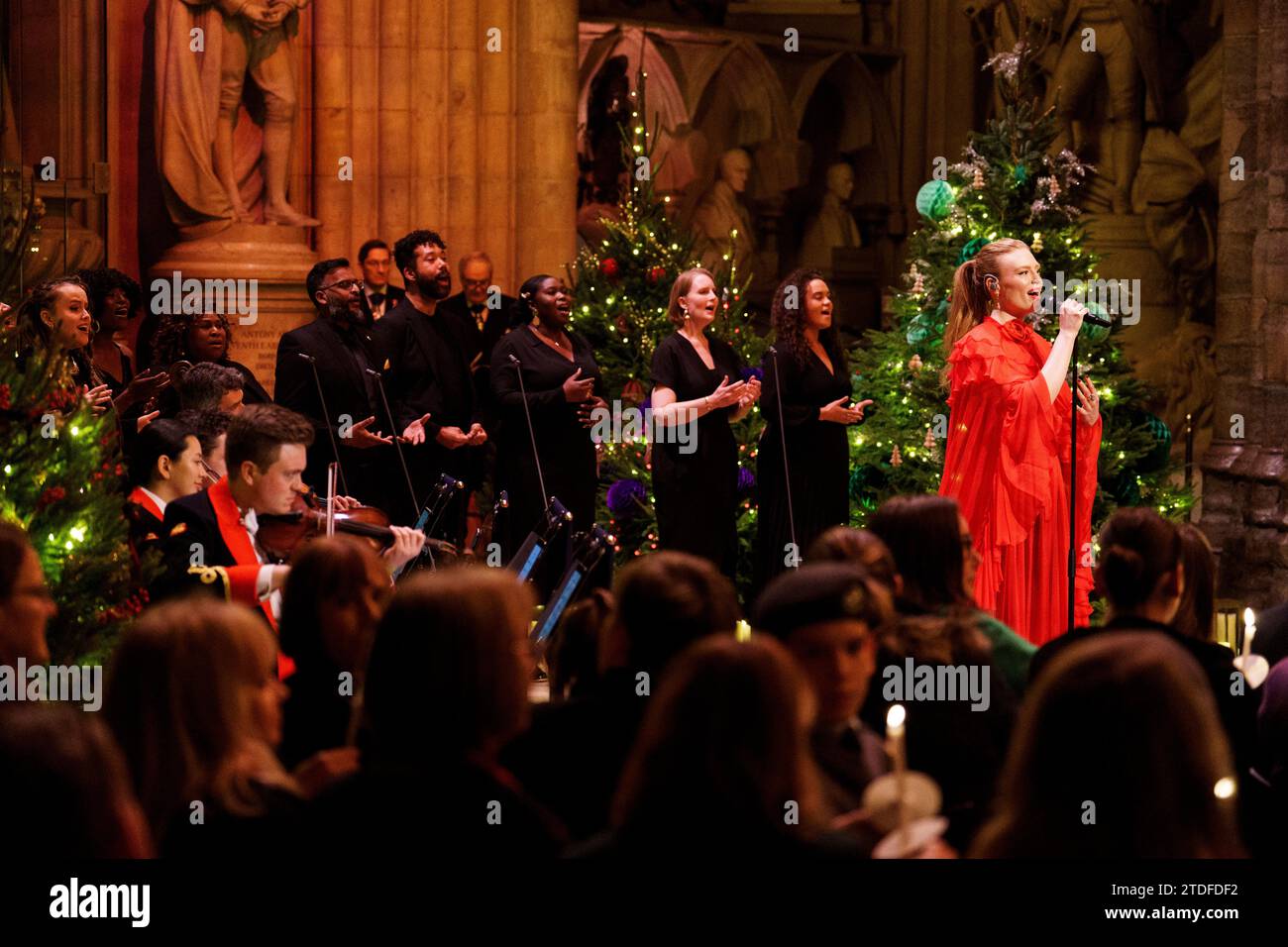 Freya Ridings chante Joyeux Noël tout le monde pendant les Royal Carols - ensemble au service de ...