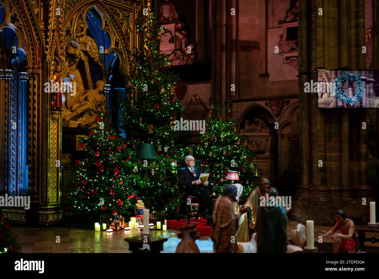 Jim Broadbent lit un extrait des lettres du Père Noël de John Ronald ...