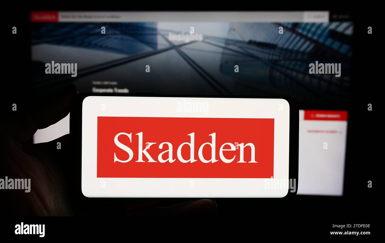 Personne détenant un smartphone avec le logo du cabinet d'avocats ...