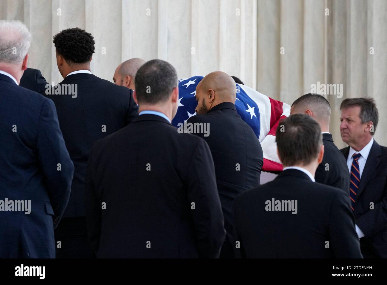 Le cercueil drapé de drapeau de la juge à la retraite de la Cour ...