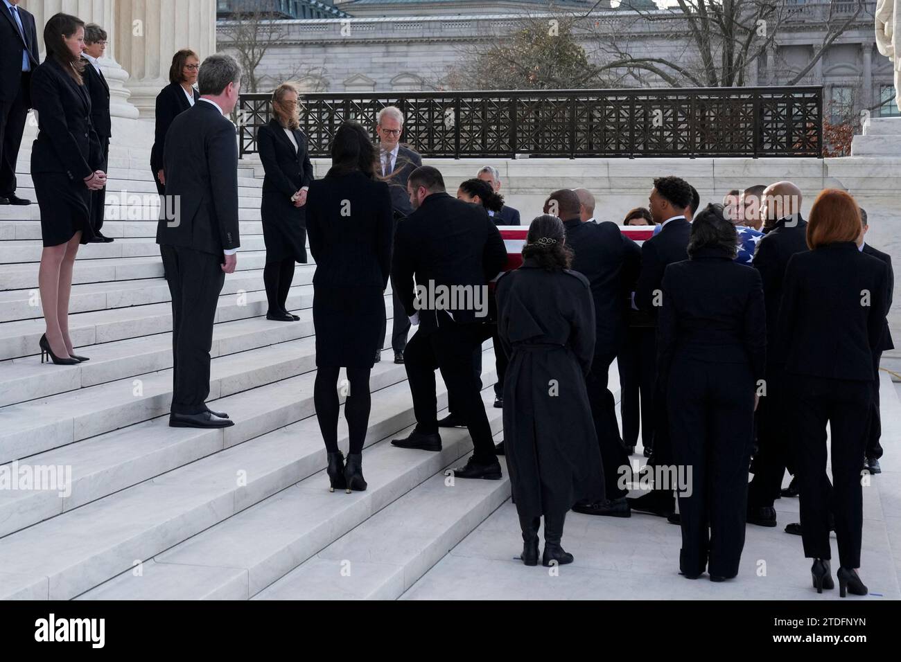 Le cercueil drapé de drapeau de la juge à la retraite de la Cour ...