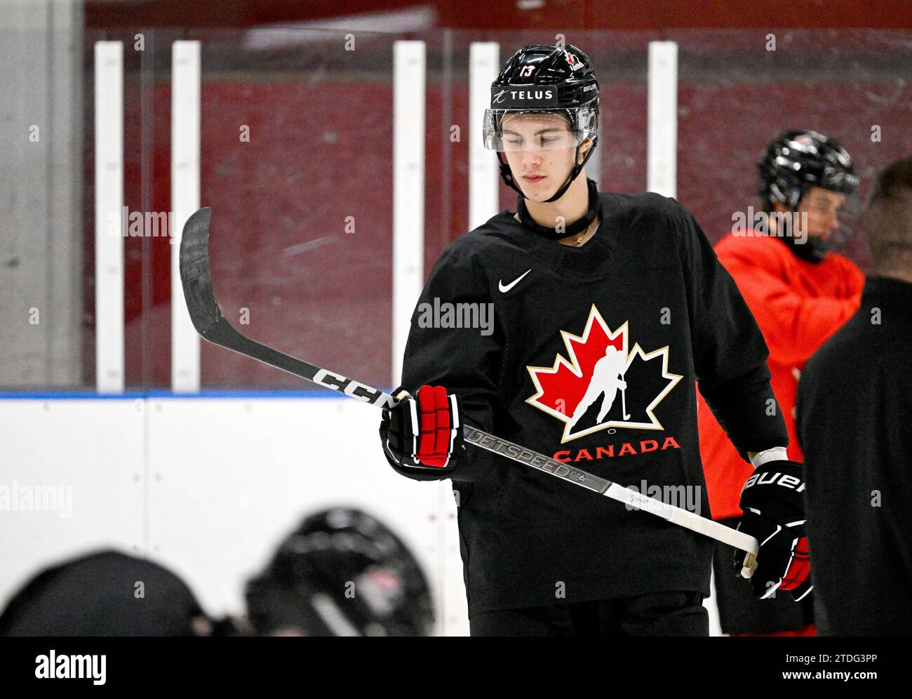 Maveric Lamoureux lorsque l'équipe canadienne s'entraîne à Limhamns Ice ...