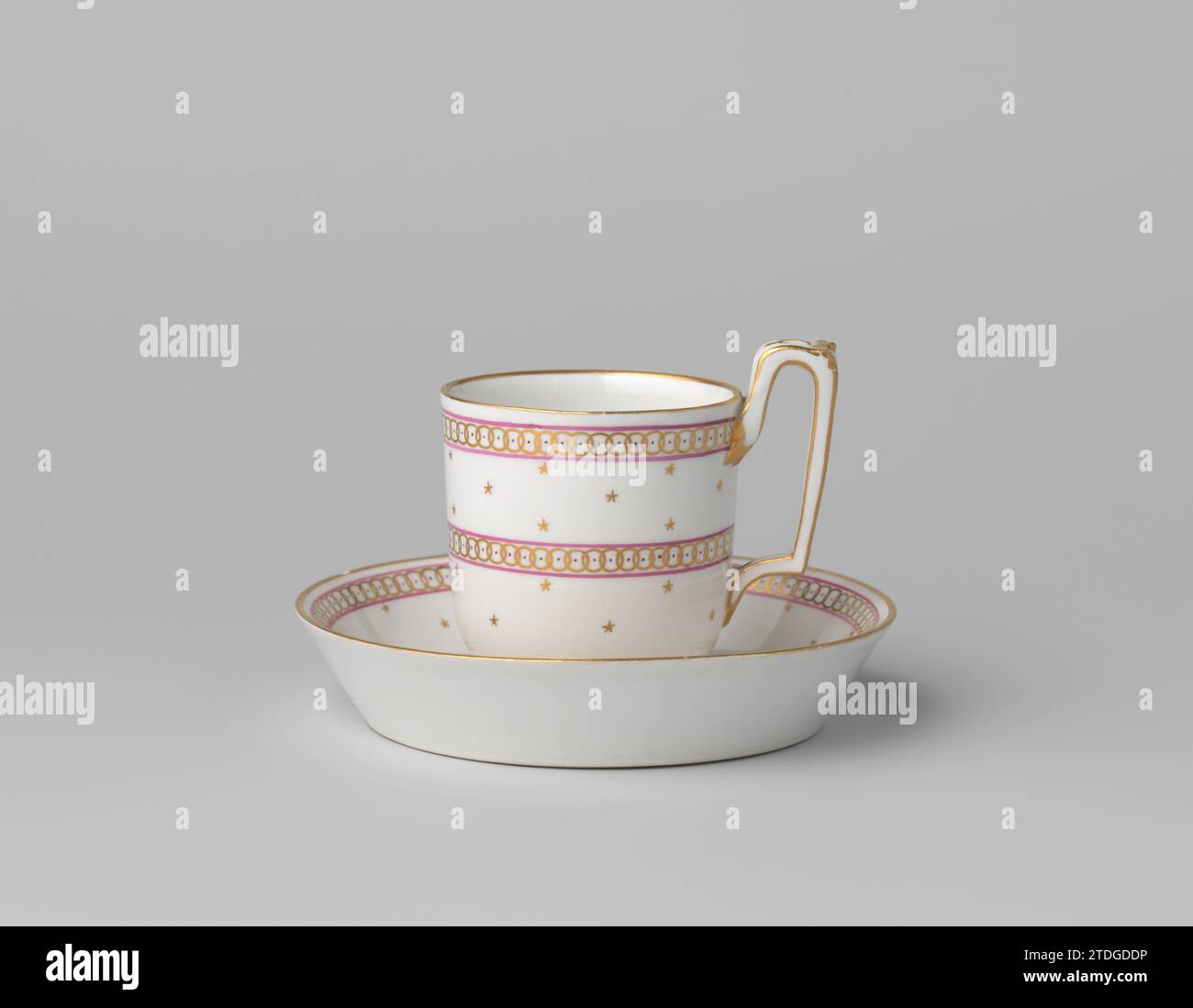 Tasse avec étoiles et bordures ornementales, manufacture impériale de ...