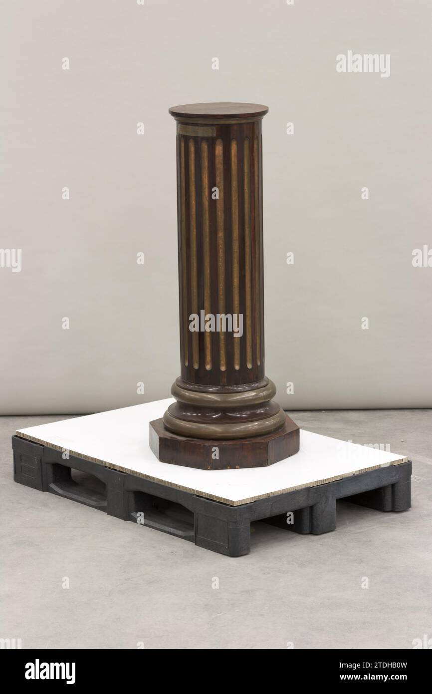 Cannelé en bois laqué et laiton cannelures et anneaux, appartenant à un ...