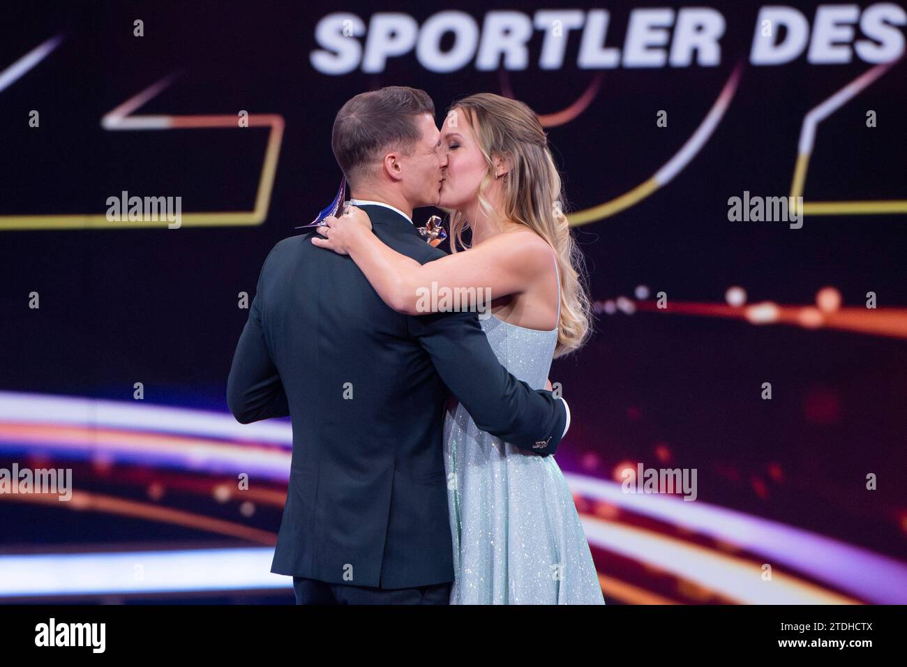 Viktoria Dauser uebergibt den Preis an Lukas Dauser (Turnen) und gibt ...