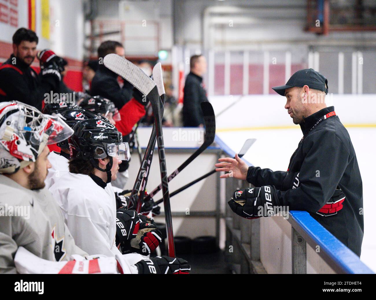 Alan Letang, capitaine de l'équipe nationale, donne des instructions ...