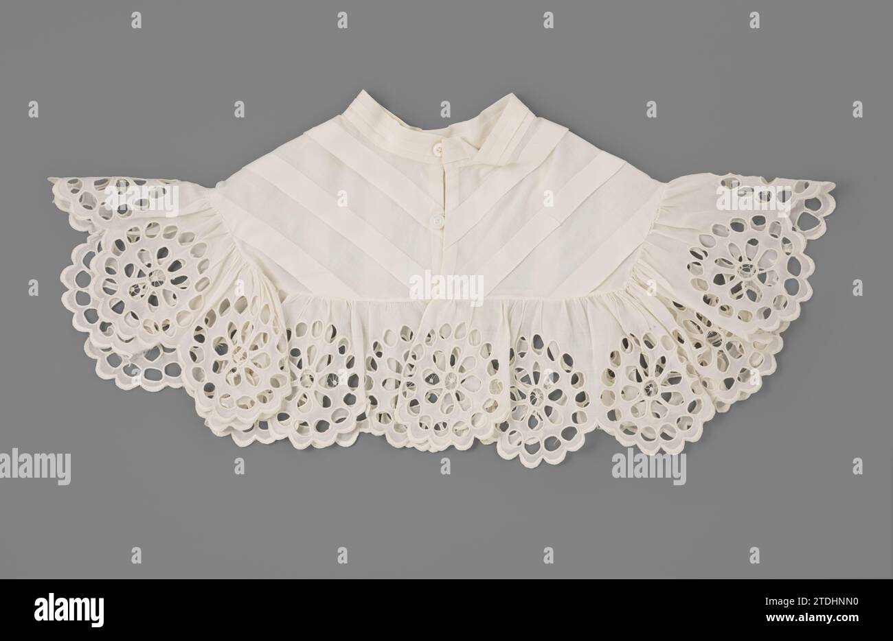 Col de Batist garni d'un chabot décoré de broderies anglaises, c. 1875 ...