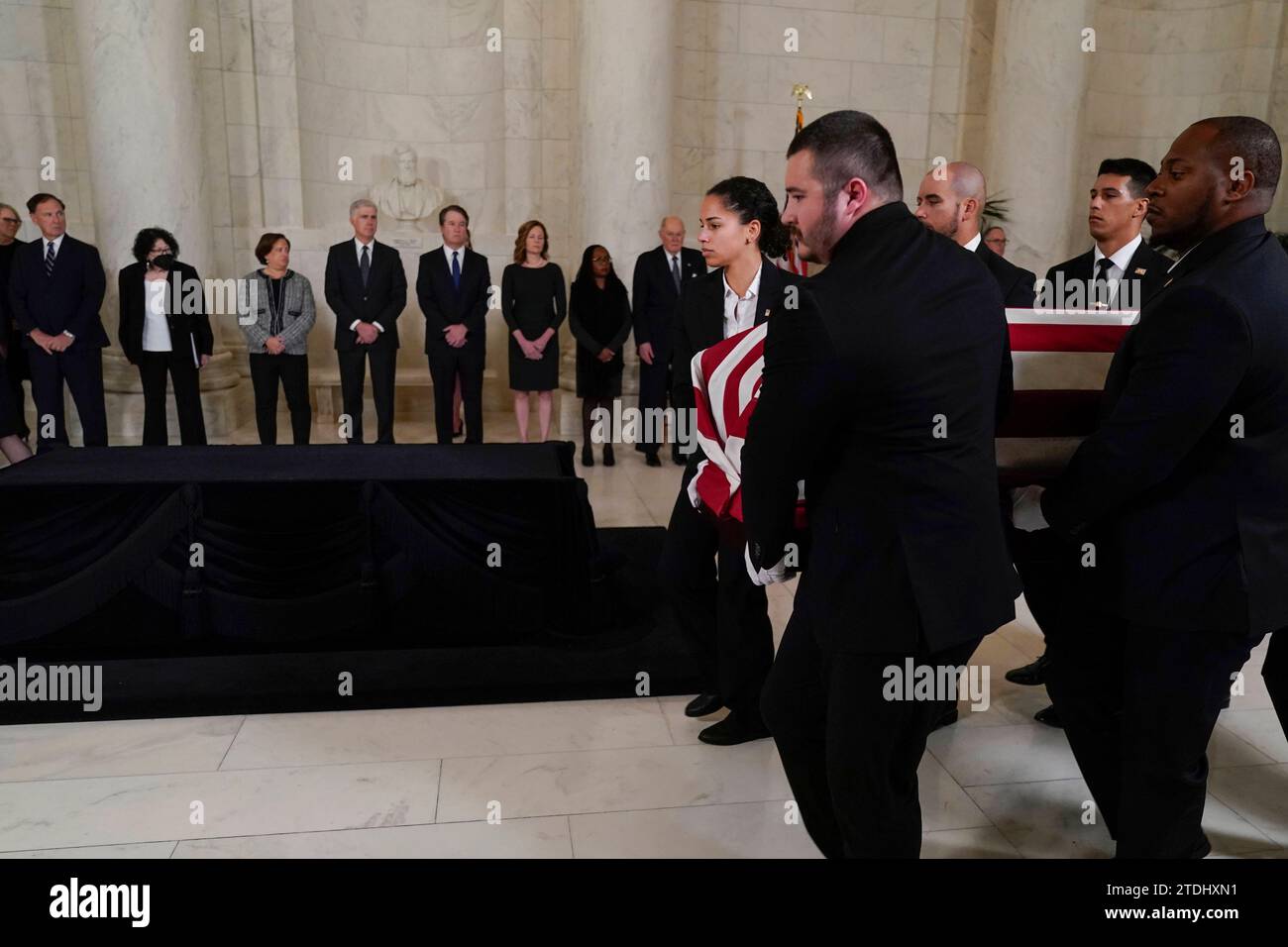 Le cercueil drapé de drapeau de la juge à la retraite de la Cour ...