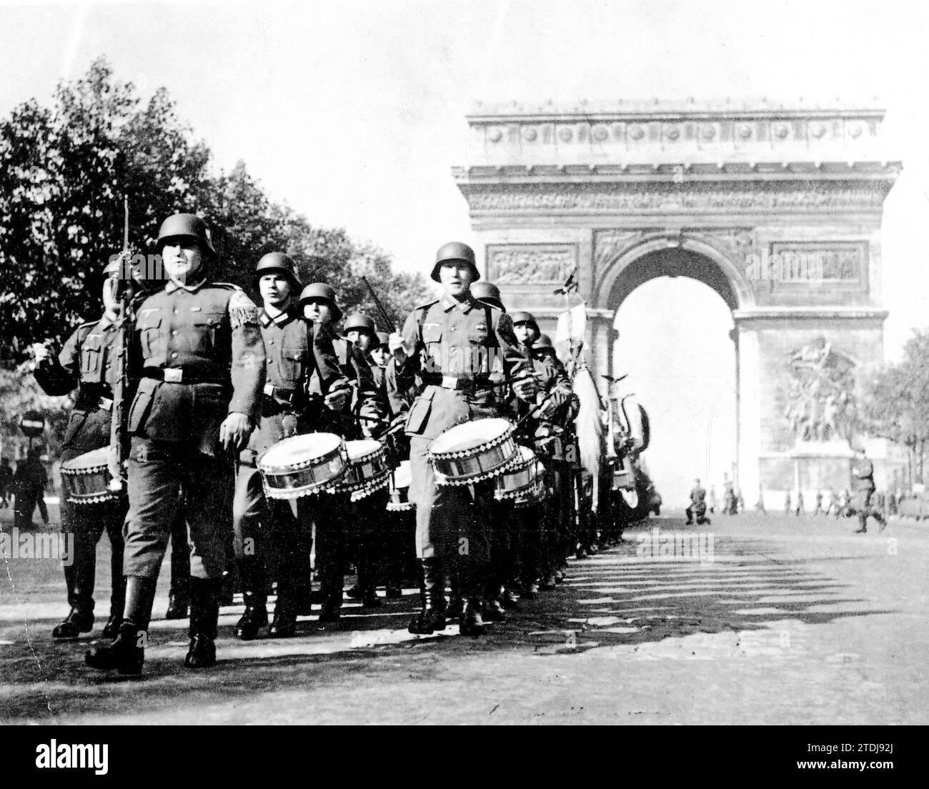 Paris 1940 defile troupes allemandes Banque de photographies et d ...