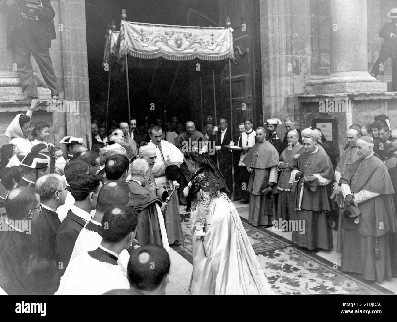 09/10/1910. Doña Infante Isabel dans VICH. SAR embrasser les anneaux ...