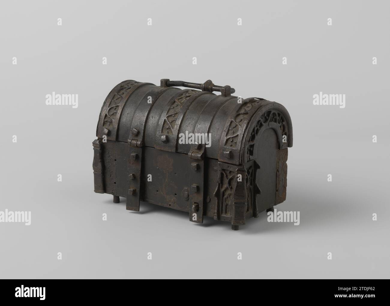 Boîte en fer, c. 1500 une boîte en fer avec couvercle en forme de ...