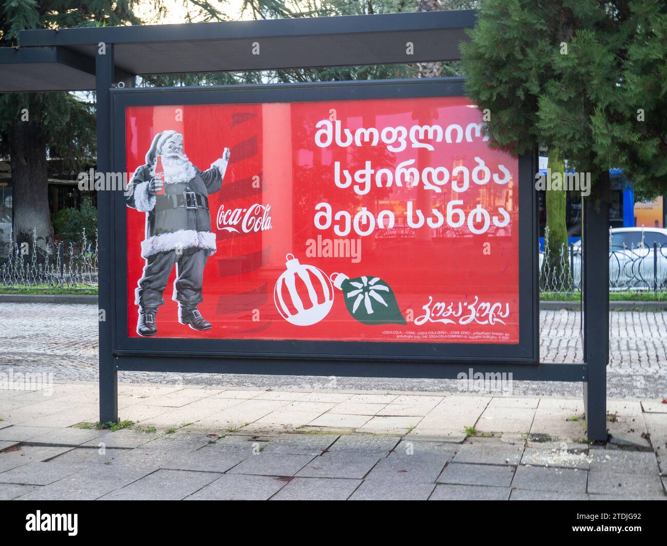 Publicité Coca Cola à un arrêt de bus. Publicité Coca Cola en Géorgie ...