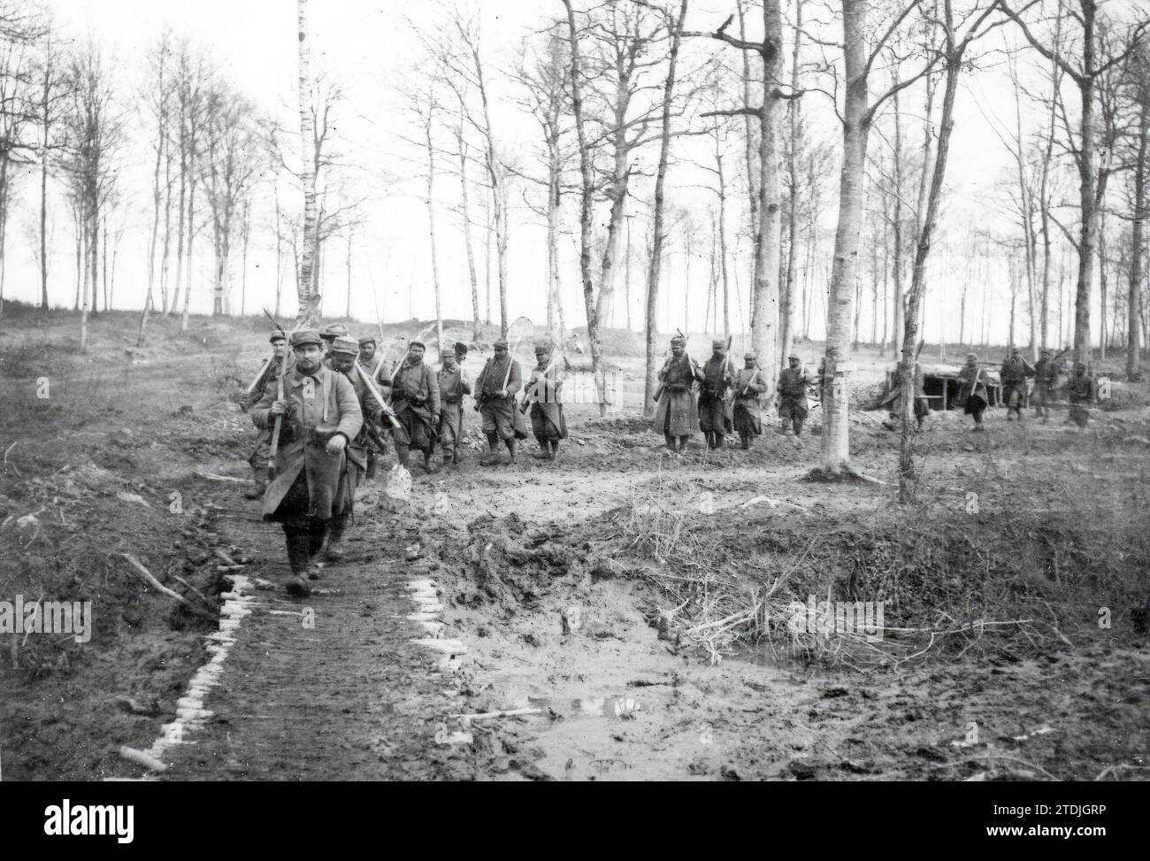 06/30/1915. Trench Warfare. Soldats d'infanterie français se dirigeant ...