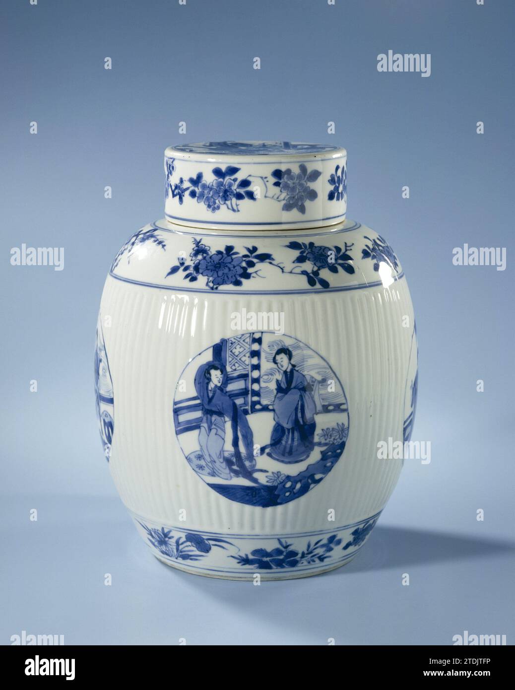 Pot couvert ovoïde avec côtés cannelés et figures en médaillons ...