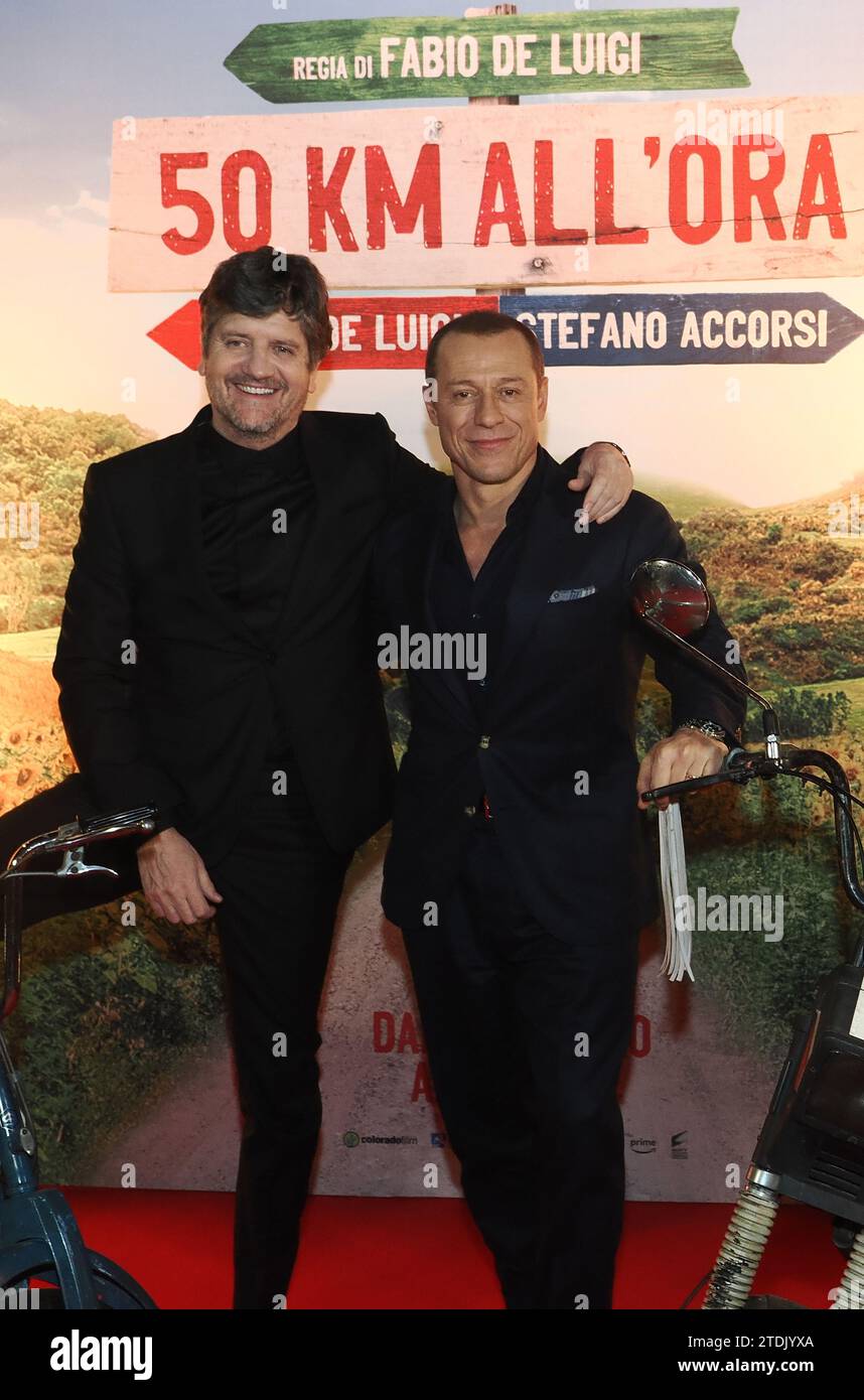 Les acteurs italiens Fabio de Luigi et Stefano Accorsi tentant la ...