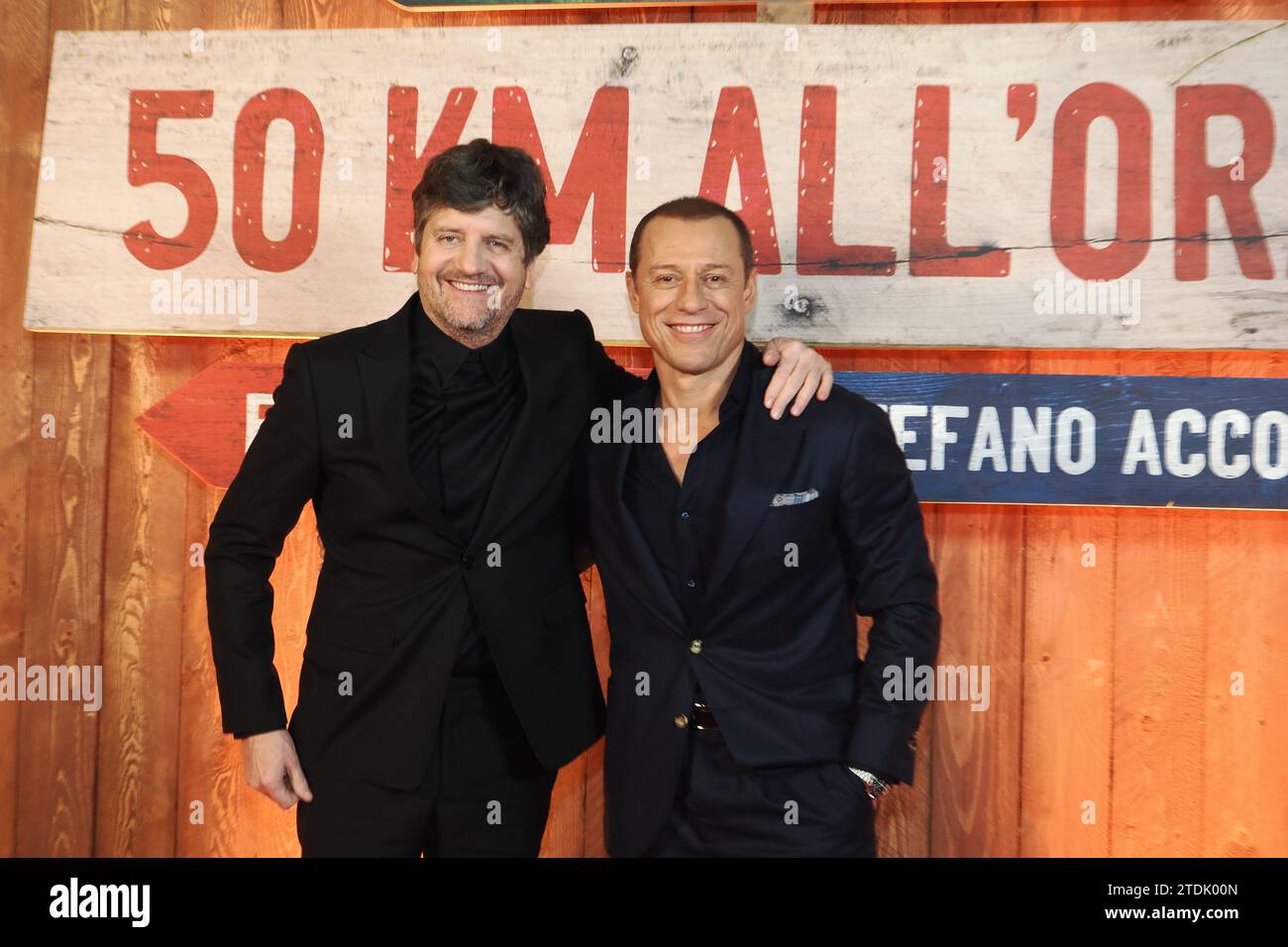 Les acteurs italiens Fabio de Luigi et Stefano Accorsi tentant la ...