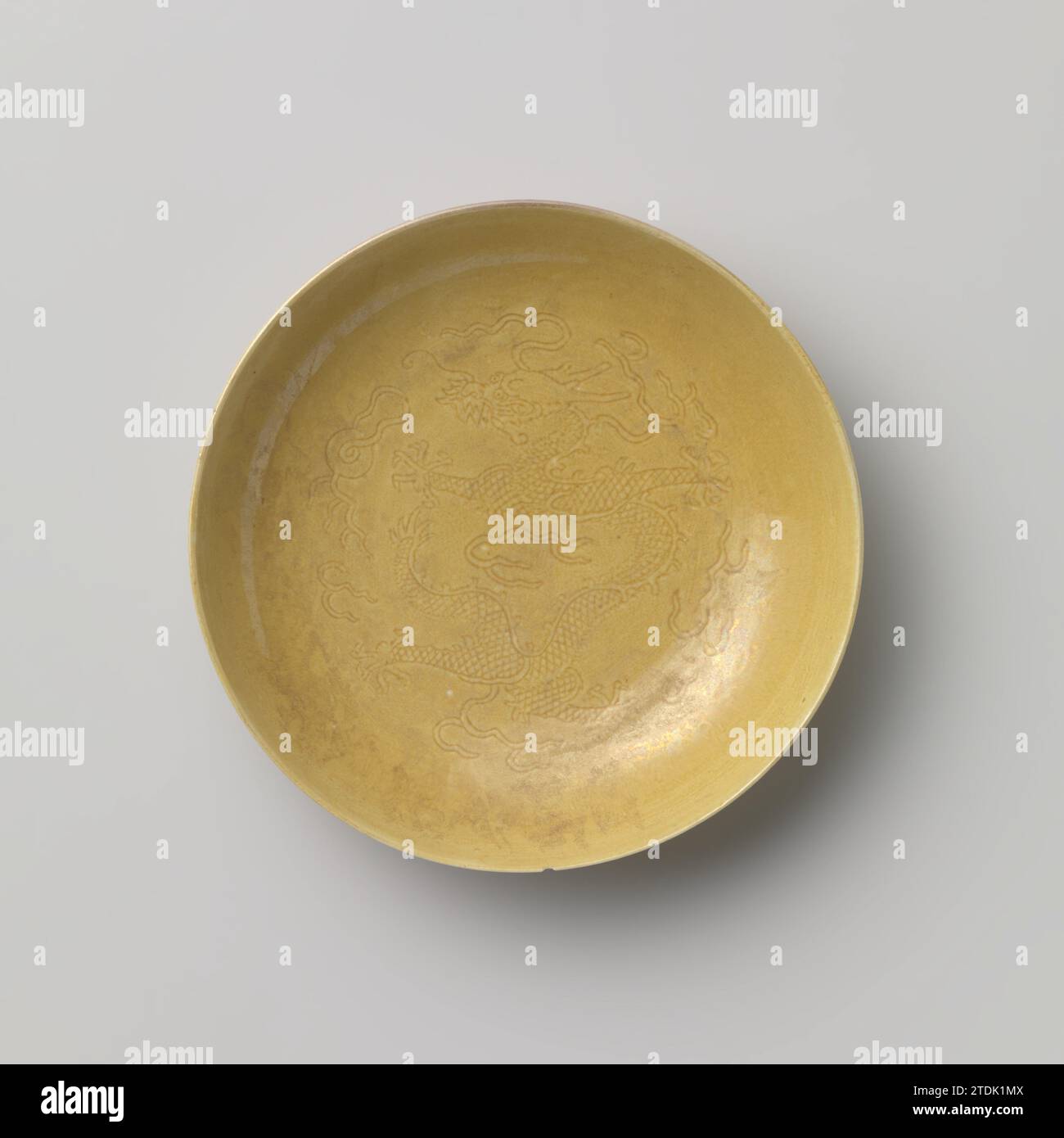 Soucoupe-plat avec perle incisée chassant le dragon entre les flammes ...