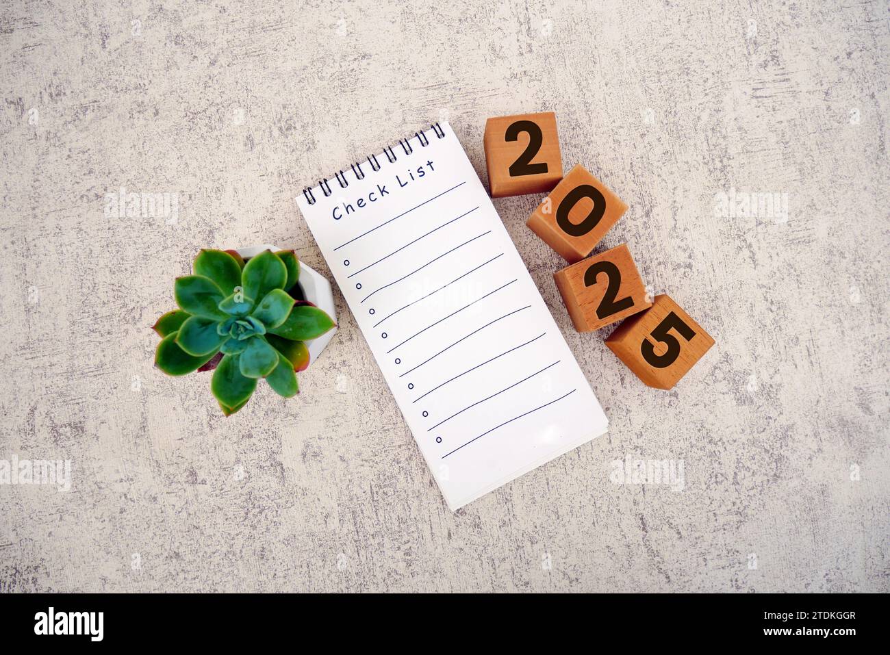 Heureux 2025. Papier cahier blanc avec 2025 cubes sur fond de mur de ...