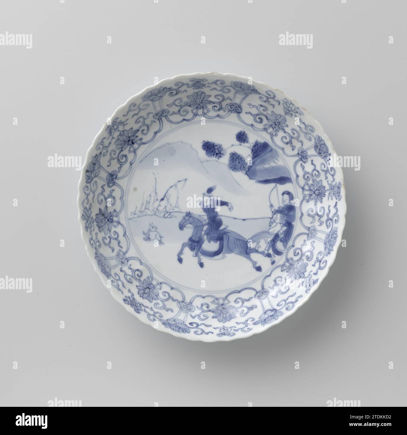 Soucoupe-plat avec scène de chasse, rouleaux de lotus et symboles ...