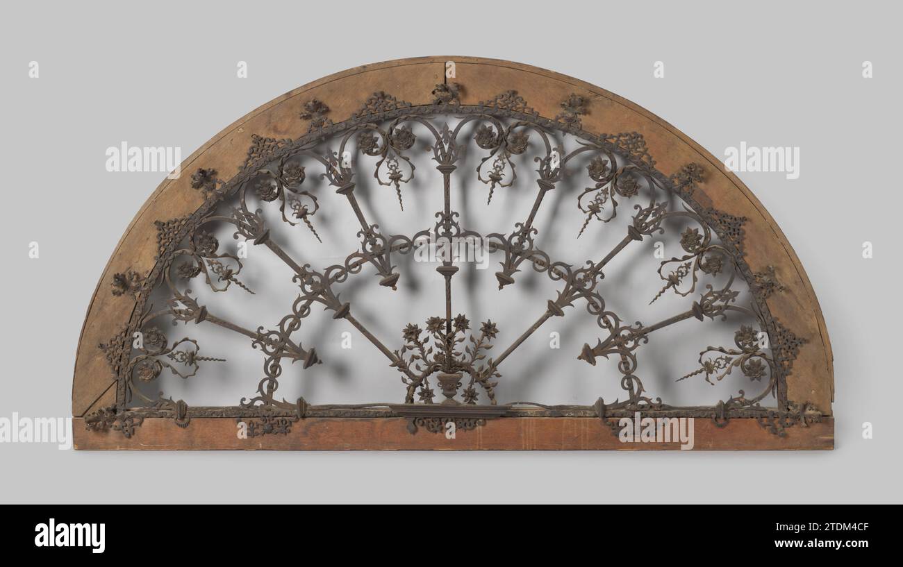 Arc en fer, semi-circulaire et coincée dans une fenêtre en chêne., 1600 ...