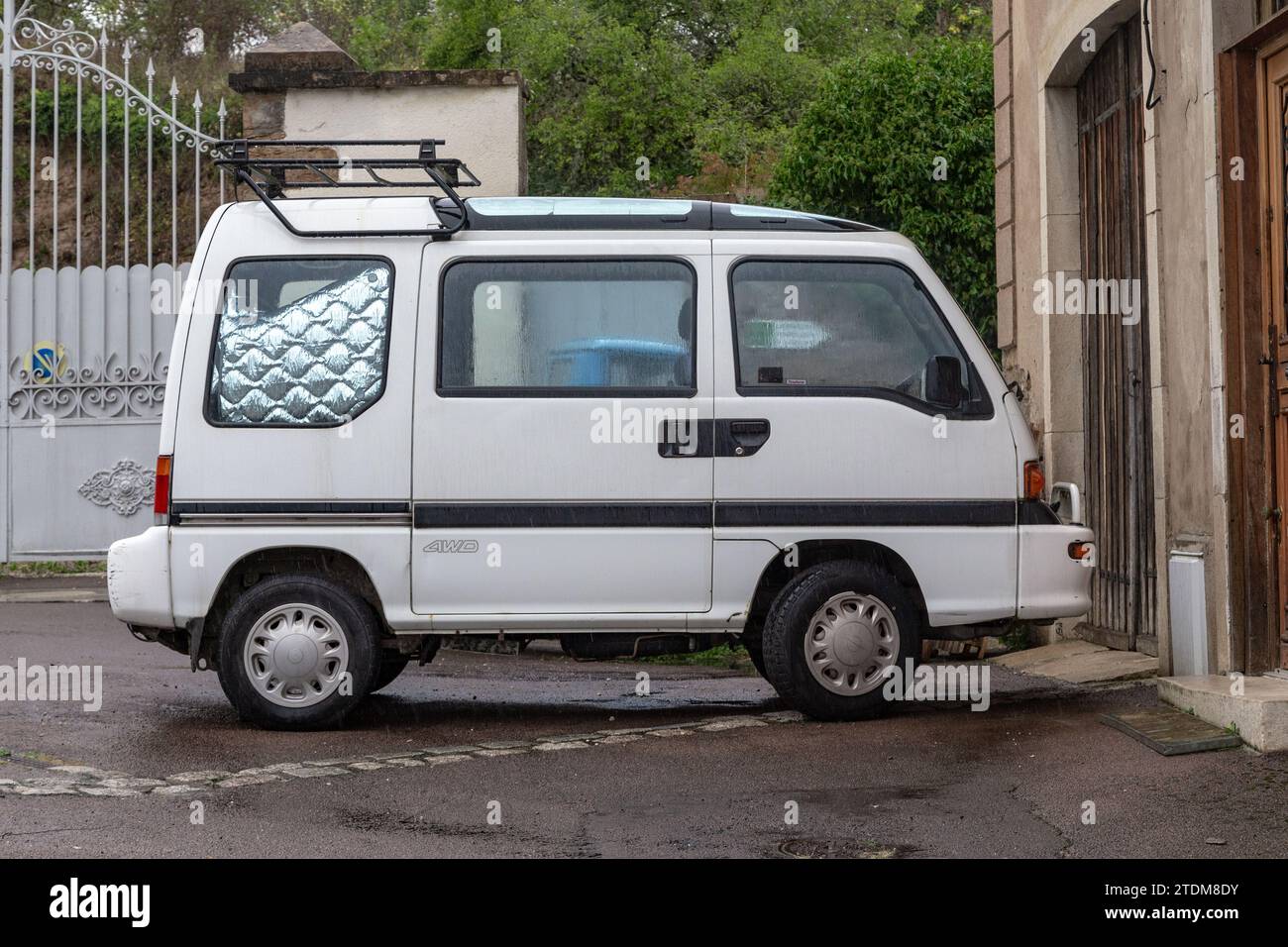 SEMUR-en-AUXOIS, FRANCE - 29 OCTOBRE 2023 : il s'agit d'un minibus ...