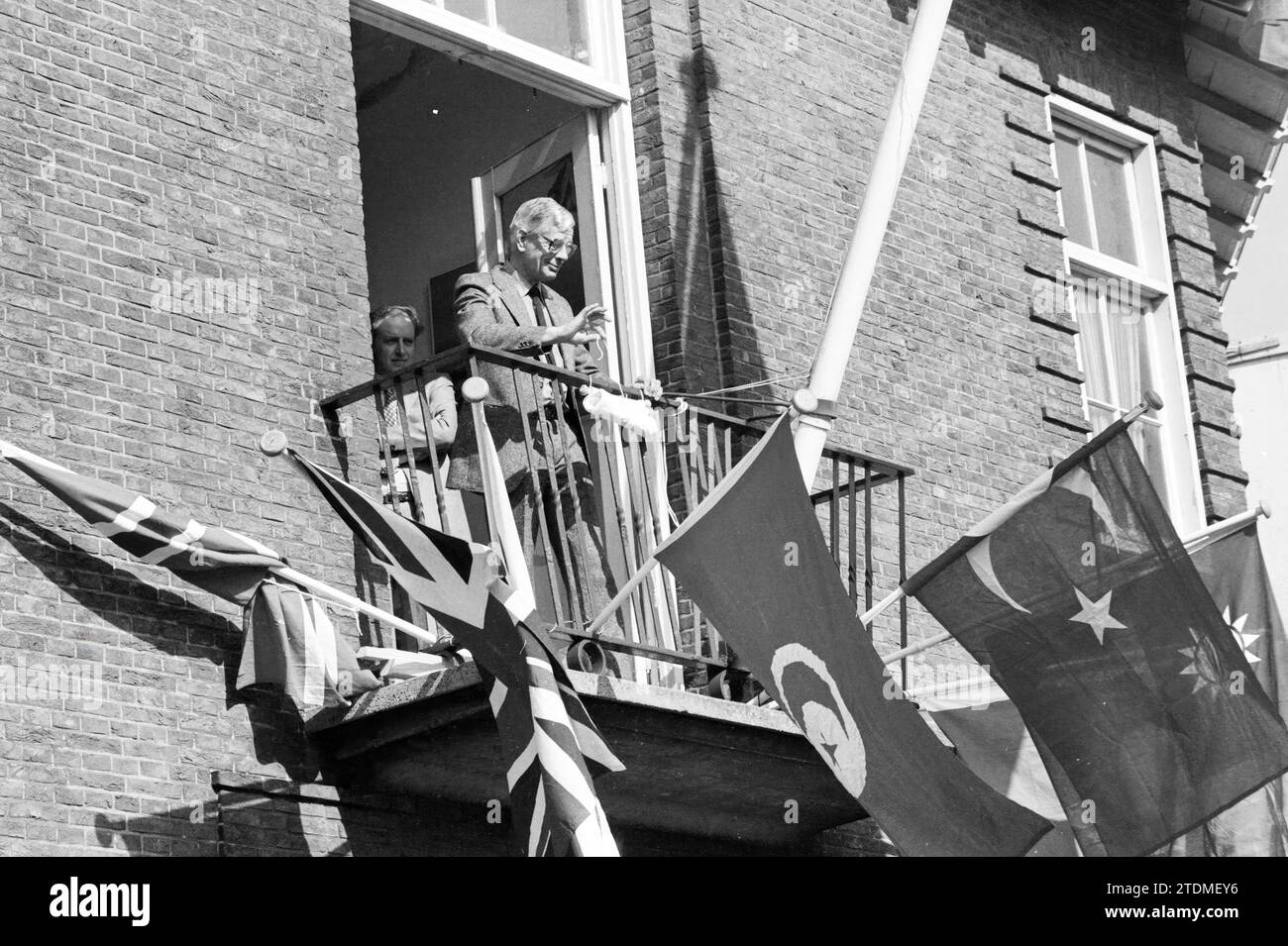 Ouverture Rev. Van Eldenschool, drapeaux de différents pays depuis le ...