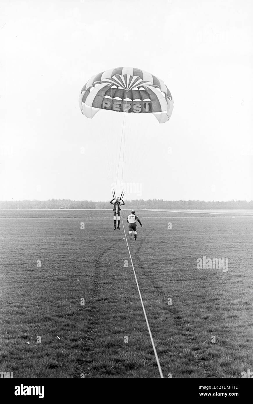 Parachute ascensionnel, parachutisme et parachutisme, 16-04-1976 ...