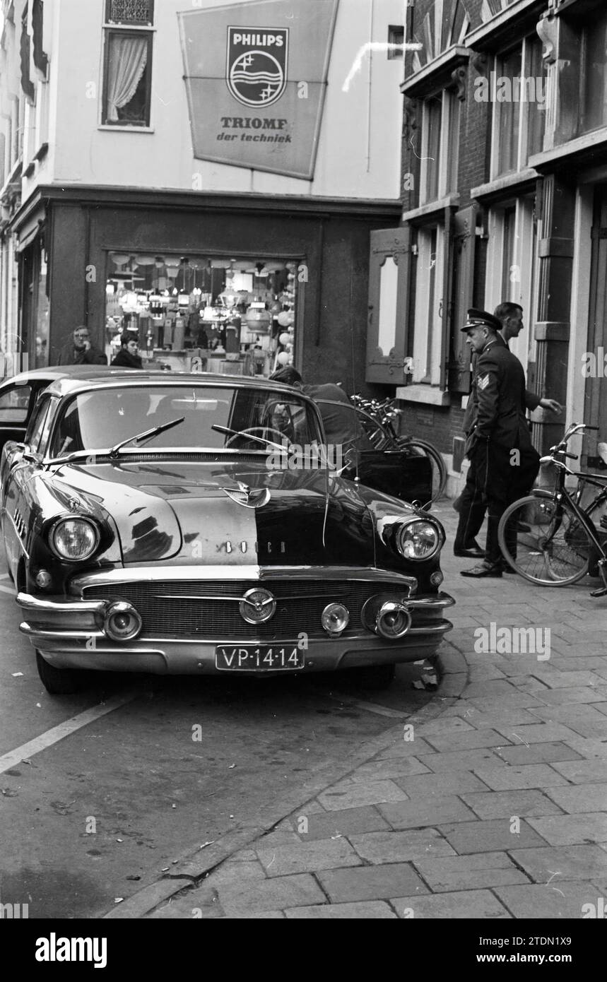 La police enquête sur Buick Roadmaster devant le poste de police de ...