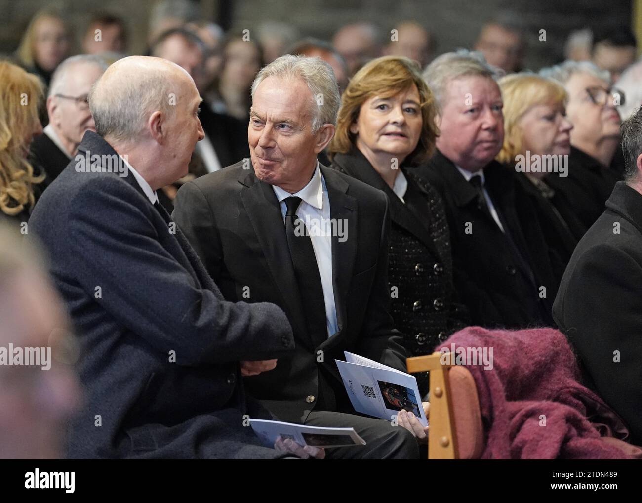 L'ancien Premier ministre Tony Blair (deuxième à gauche) et son épouse ...