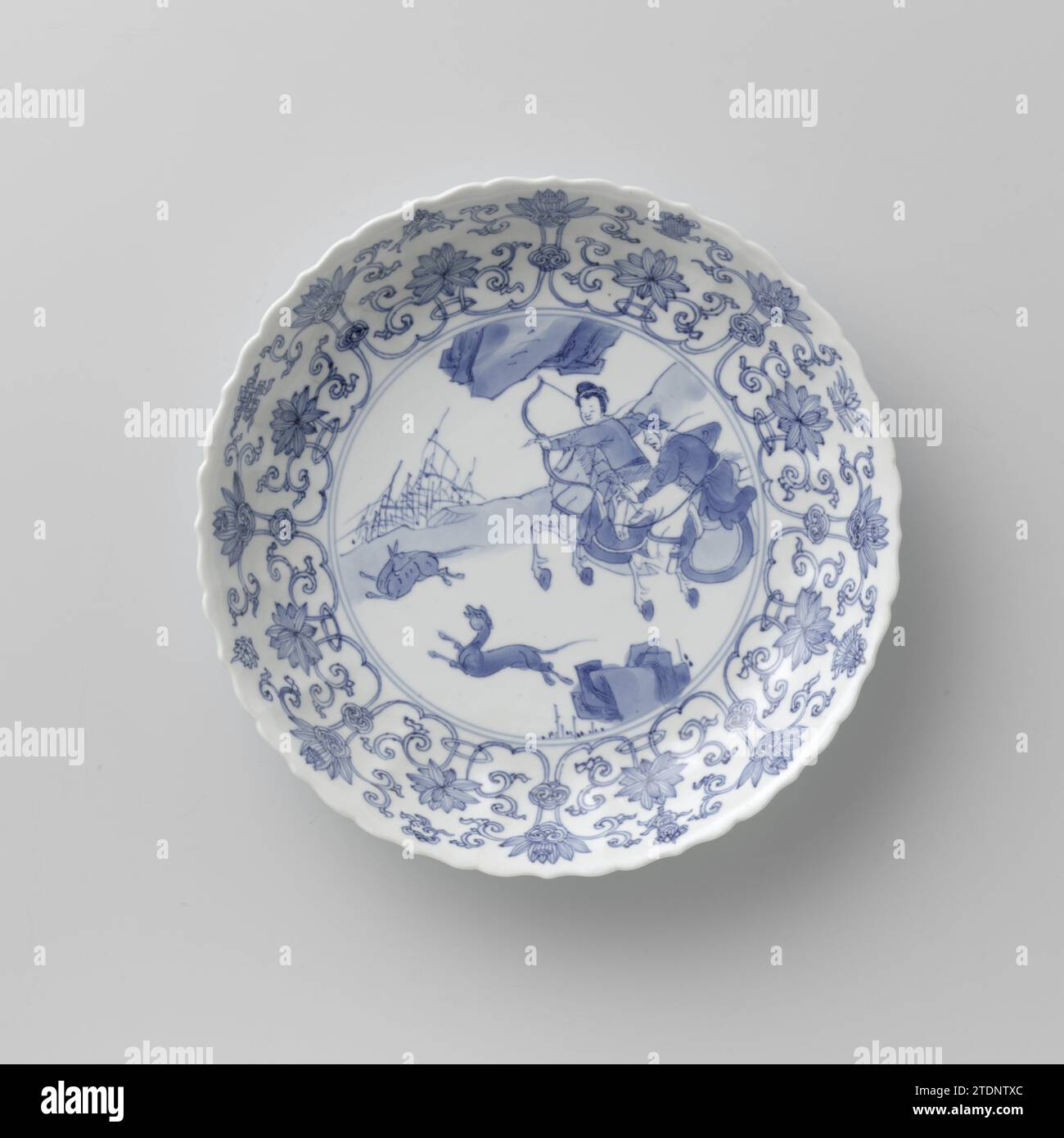 Soucoupe-plat avec scène de chasse, rouleaux de lotus et symboles ...